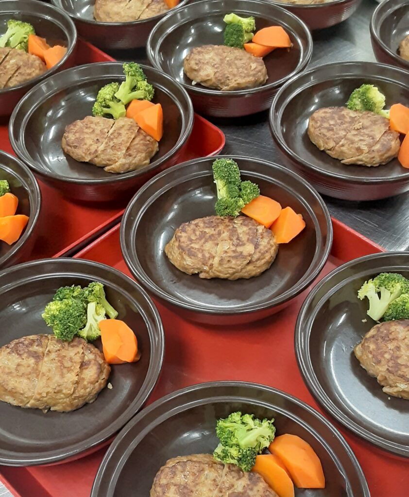 【海外人財now／Vol.01】職場のみんなは親戚みたいに優しい｜給食委託会社：株式会社LEOC